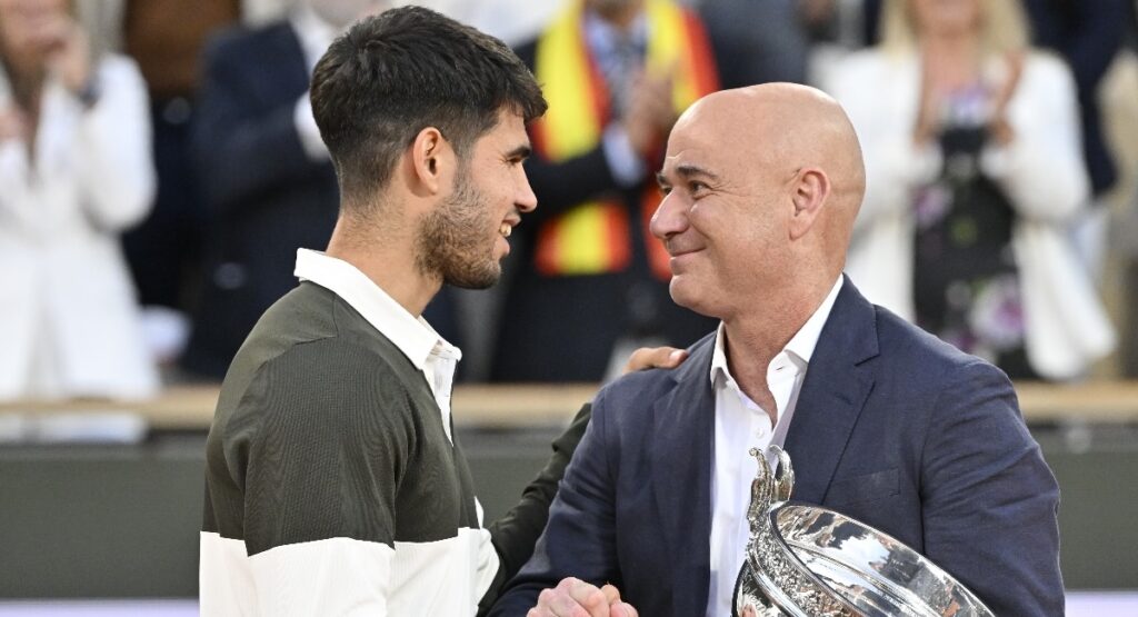 Roland Garros > Andre Agassi (qui a remis la coupe à Carlos Alcaraz ...