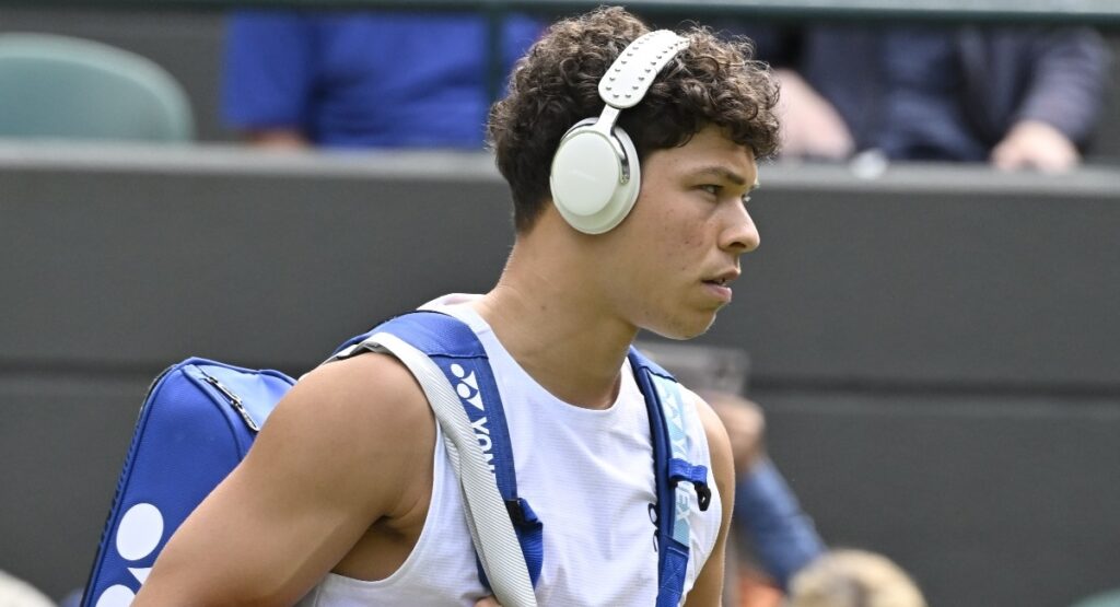 Bokep ome tv sotwe terbaru she answers the door in a