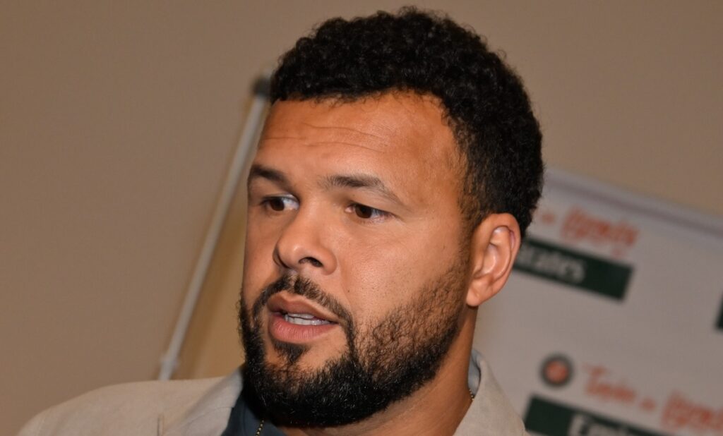Roland Garros > Tsonga tape du poing sur la table après le sacre de ...